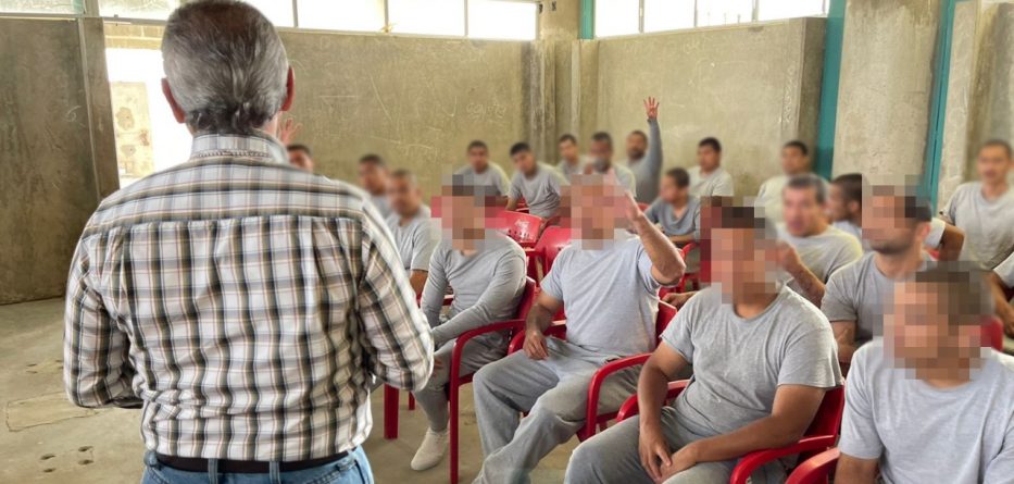 Llevan pláticas de salud mental a internos en Penitenciaría de 'El Hongo'